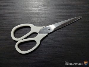 11 Simple Ways to Cut Wire Without a Wire Cutter (Illustrated ...